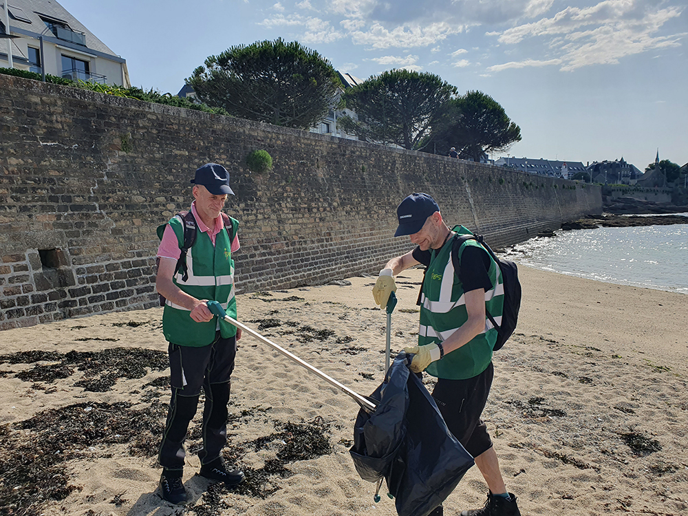 Opération de nettoyage manuel des plages avec IDES pour l’été 2025 ...
